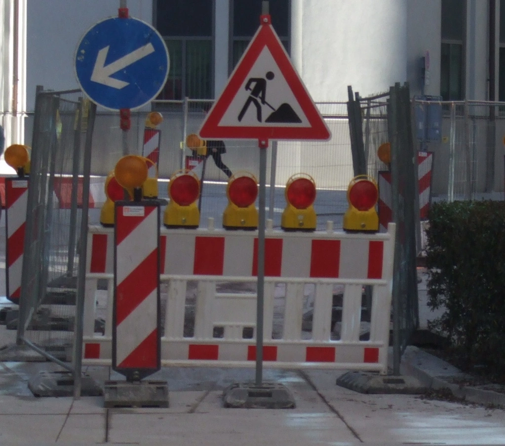 Absperrung zur Seite gestellt: Paketbote fährt über frisch asphaltierte ...