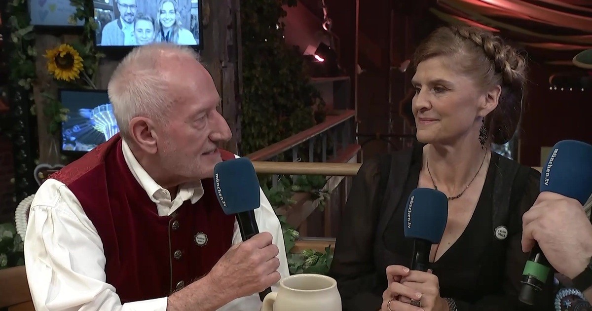 Schauspieler Sepp Schauer knutscht #WirSindWiesn-Moderatorin Corinna ...