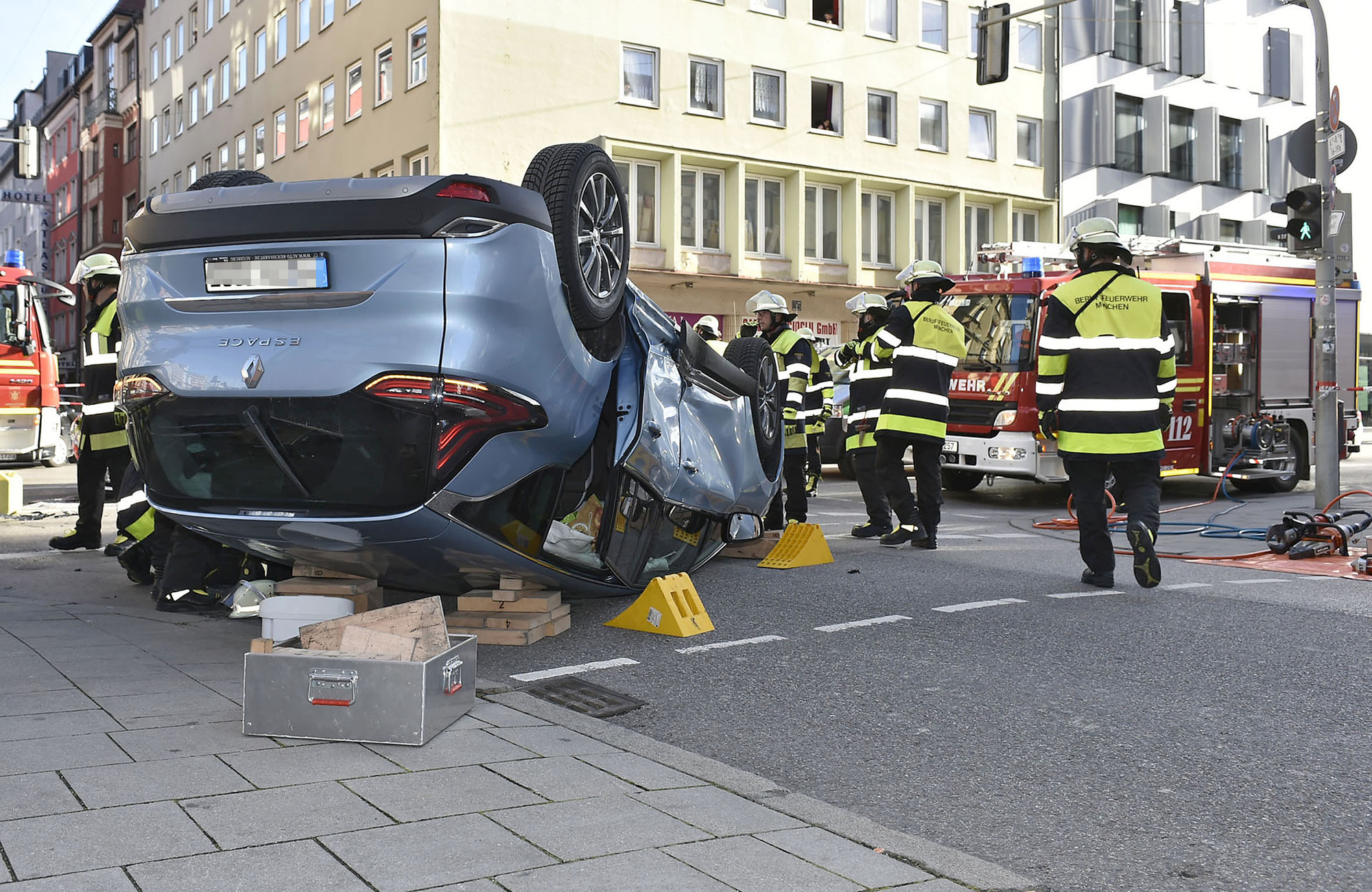 Bis zu 200 Gaffer: Ärger für Einsatzkräfte nach Unfall auf der Paul ...